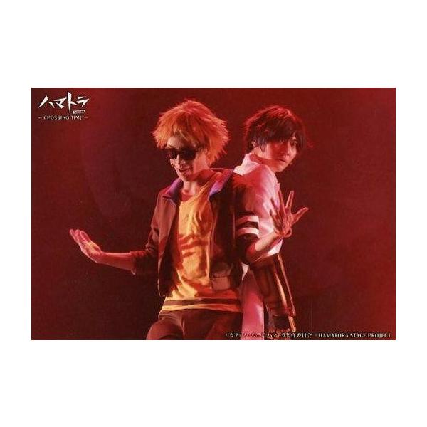 商品名：中古生写真(男性) 大島崚(バースデイ)・高崎俊吾(レシオ)/ライブフォト・横型・膝上・両手パー・サングラス・目線下・背景赤/舞台「ハマトラ THE STAGE -CROSSING TIME-」ブロマイド生写真(男性)/俳優