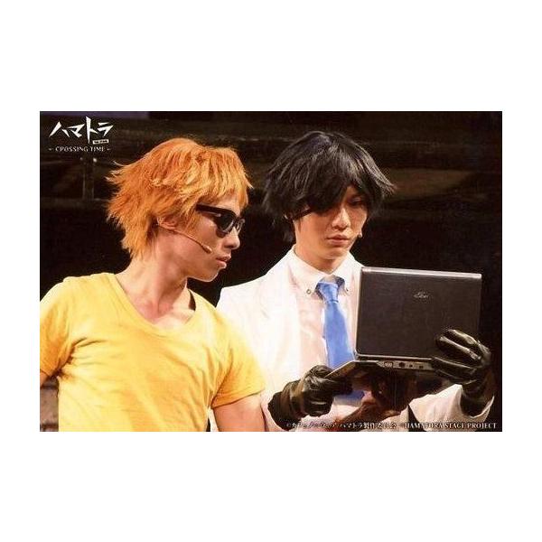 商品名：中古生写真(男性) 大島崚(バースデイ)・高崎俊吾(レシオ)/ライブフォト・横型・バストアップ・両手パソコン・目線右/舞台「ハマトラ THE STAGE -CROSSING TIME-」ブロマイド生写真(男性)/俳優