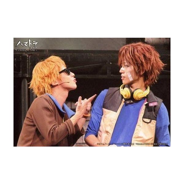 商品名：中古生写真(男性) 大島崚(バースデイ)・高橋健介(ナイス)/ライブフォト・横型・バストアップ・右手指差し/舞台「ハマトラ THE STAGE -CROSSING TIME-」ブロマイド生写真(男性)/俳優