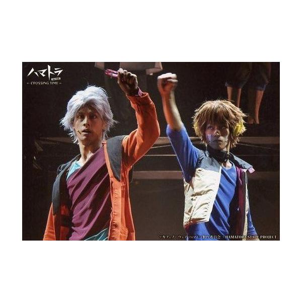 商品名：中古生写真(男性) 高橋健介(ナイス)・黒藤結軌(ムラサキ)/ライブフォト・横型・上半身・手上げ・目線上/舞台「ハマトラ THE STAGE -CROSSING TIME-」ブロマイド生写真(男性)/俳優