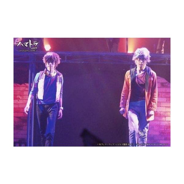 商品名：中古生写真(男性) 高橋健介(ナイス)・黒藤結軌(ムラサキ)/ライブフォト・横型・膝上・歩き・両手下/舞台「ハマトラ THE STAGE -CROSSING TIME-」ブロマイド生写真(男性)/俳優