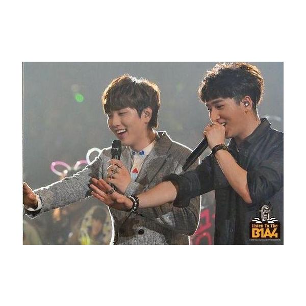商品名：中古生写真(男性) B1A4/BARO(バロ)・SANDEUL(サンドゥル)/ライブフォト・横型・上半身・衣装グレー黒・右手パー・左手マイク/『B1A4 LIVE TOUR 2014 in Japan 「Listen To The ...