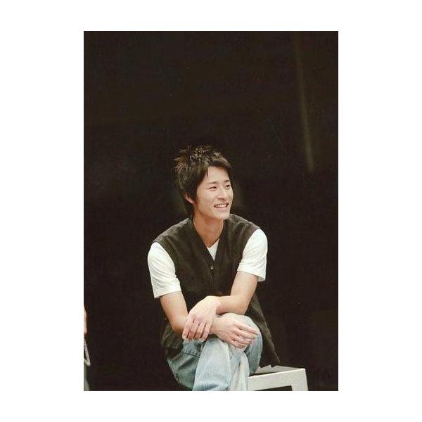 商品名：中古生写真(男性) PureBoys/馬場徹/ライブフォト・膝上・座り・衣装白・黒・足組み・目線右・歯見せ・背景黒/舞台「7Dummy’s Blues. 〜セブン・ダミーズ・ブルース〜」生写真(男性)/俳優