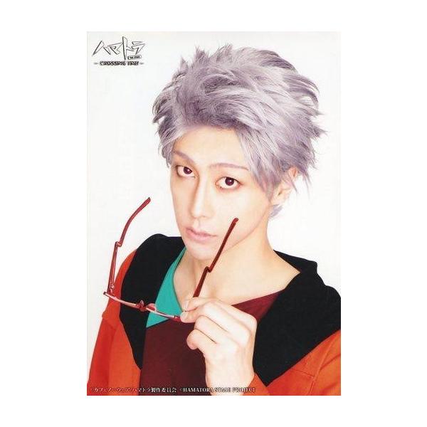 商品名：中古生写真(男性) 黒藤結軌(ムラサキ)/バストアップ・衣装オレンジ赤・左手眼鏡・キャラクターショット/舞台「ハマトラ THE STAGE -CROSSING TIME-」 映劇通信販売ブロマイド「ムラサキセット」生写真(男性)/俳優