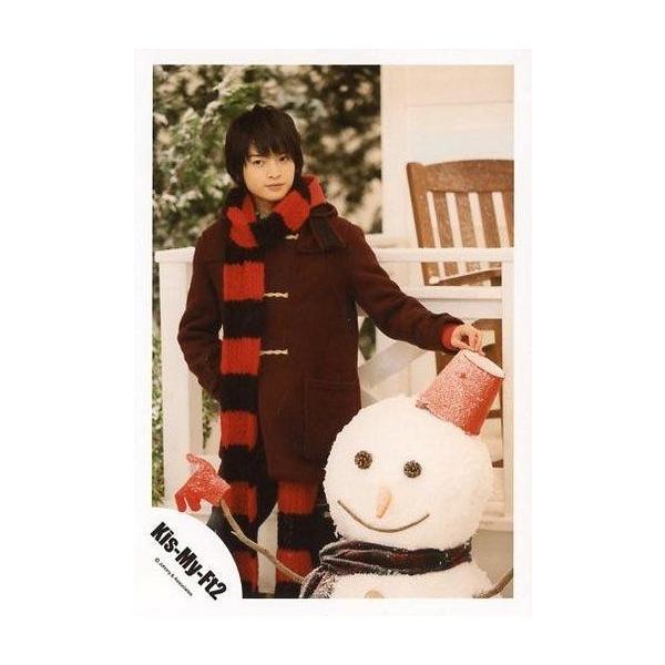 商品名：中古生写真(ジャニーズ) Kis-My-Ft2/玉森裕太/全身・コート赤・マフラー赤・黒のボーダー柄・雪だるま/「SNOW DOMEの約束 IN TOKYO DOME 2013.11.16」パンフレット＆グッズ撮影オフショット/公式...
