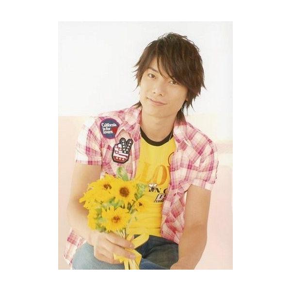 商品名：中古生写真(男性) 兼崎健太郎/膝上・衣装ピンク・黄色・座り・右手に花/舞台「Chitty Chitty Bang Bang 1×1=2 Only two Box」生写真(男性)/俳優