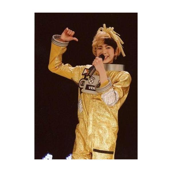 商品名：中古生写真(男性) CHaCK-UP/古川裕太(金星人☆ヴィー)/ライブフォト・膝上・衣装黄金・右手親指立て・左手マイク/舞台「CHaCK-CHeCK-CHaRM case001 〜地球のアイドルというものを勉強したのです!〜」生写...