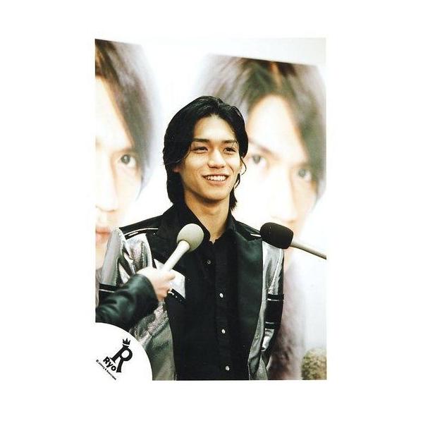商品名：中古生写真(ジャニーズ) NEWS/錦戸亮/上半身・衣装黒・銀・マイク指し出され・ロゴ「Ryo」/公式生写真生写真(ジャニーズ)/アイドル/NEWS