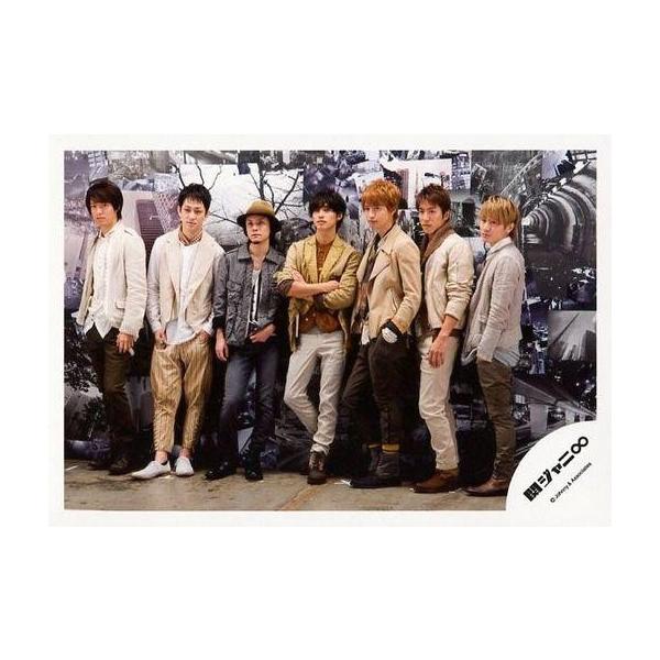 商品名：中古生写真(ジャニーズ) 関ジャニ∞/集合(7人)/横型・全身・衣装白 ベージュ・センター 錦戸・腕組み・目線左・背景写真/公式生写真生写真(ジャニーズ)/アイドル/関ジャニ∞