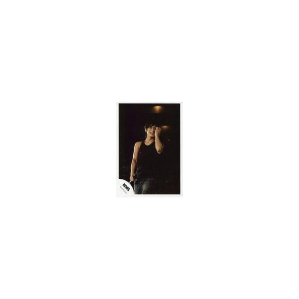 商品名：中古生写真(ジャニーズ) NEWS/錦戸亮/ライブフォト・衣装黒・右手マイク・左手上げ・背景黒/公式生写真生写真(ジャニーズ)/アイドル/NEWS