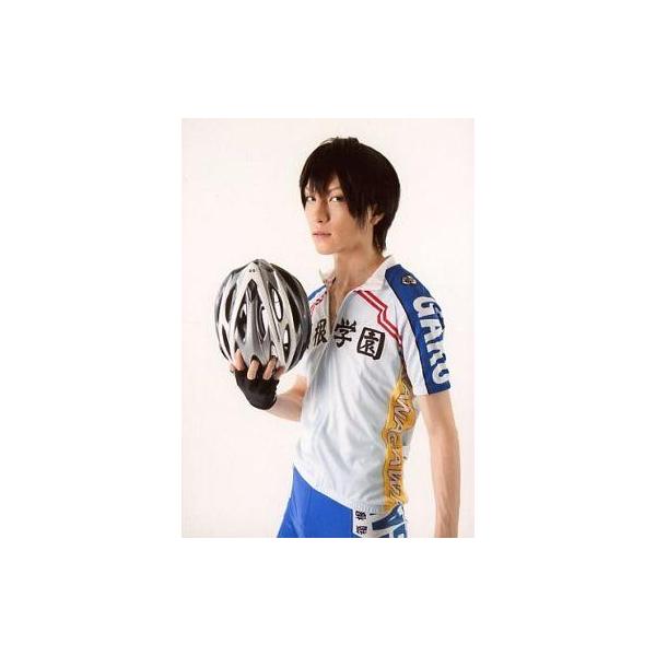 商品名：中古生写真(男性) 鈴木拡樹(荒北靖友)/上半身・衣装白・青・ユニフォーム・右手ヘルメット・左向き・背景白・キャラクターショット/舞台「『弱虫ペダル』箱根学園篇〜野獣覚醒〜ブロマイド生写真(男性)/俳優