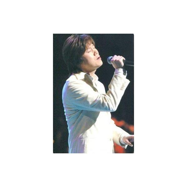 商品名：中古コレクションカード(男性) Ryu/ライブフォト・上半身・衣装白・右手マイク・目を閉じ/DVD「冬のソナタ コンサート featuring Ryu」特典トレカコレクションカード(男性)/DVD「冬のソナタ コンサート featu...