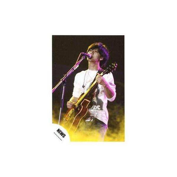 商品名：中古生写真(ジャニーズ) NEWS/錦戸亮/ライブフォト・膝上・衣装白・スタンドマイク・ギター・目線左上・背景黒/公式生写真生写真(ジャニーズ)/アイドル/NEWS