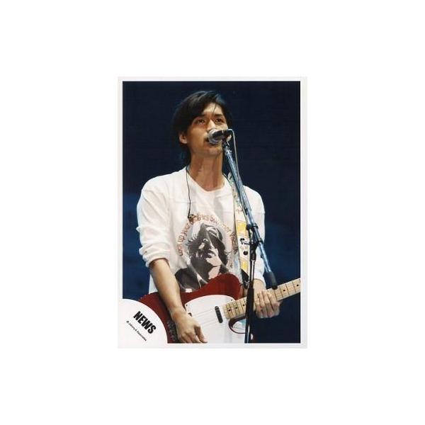 商品名：中古生写真(ジャニーズ) NEWS/錦戸亮/ライブフォト・上半身・衣装白・両手ギター・マイク・イヤホン/公式生写真生写真(ジャニーズ)/アイドル/NEWS