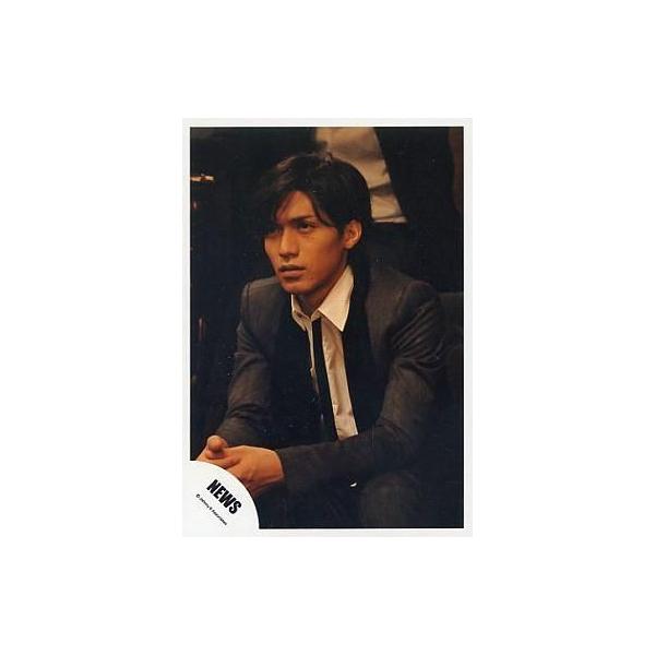 商品名：中古生写真(ジャニーズ) NEWS/錦戸亮/膝上・ジャケット黒・シャツ白・座り・左向き/公式生写真生写真(ジャニーズ)/アイドル/NEWS