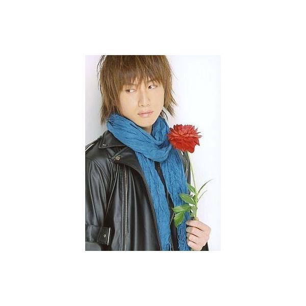 商品名：中古生写真(男性) 細貝圭/上半身・ジャケット黒・青色ストール・左手赤色の花・目線左/舞台「THE BUTTERFLY EFFECT」生写真(男性)/俳優