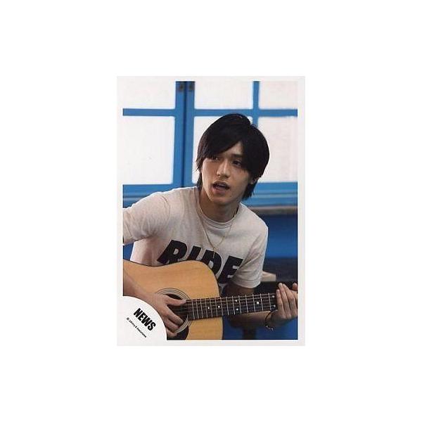 商品名：中古生写真(ジャニーズ) NEWS/錦戸亮/座り・ギター・背景青、窓/公式生写真生写真(ジャニーズ)/アイドル/NEWS