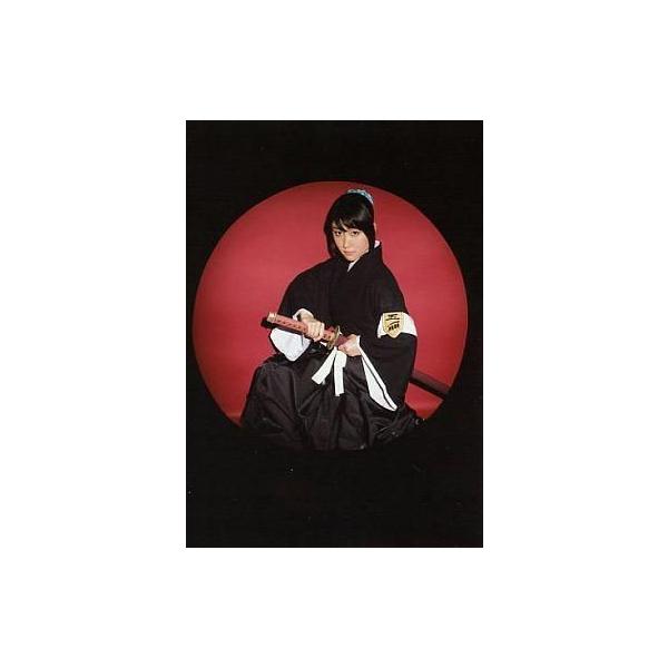 商品名：中古生写真(女性) 齊藤来未子(雛森桃)/衣装黒・両手刀・背景黒赤・ライトアップ/ROCK MUSICAL BLEACH the LIVE ”卍解SHOW code：003”生写真(女性)/女優