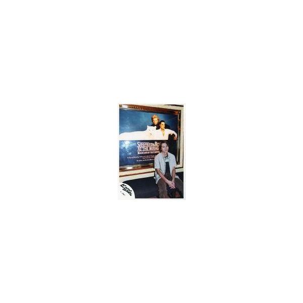 商品名：中古生写真(ジャニーズ) Kinki Kids/堂本光一/膝上・衣装白・インナー黒・ネックレス・両手絡め・座り・背景ポスター「SIEGFRIED ＆」/公式生写真生写真(ジャニーズ)/アイドル/KinKi Kids