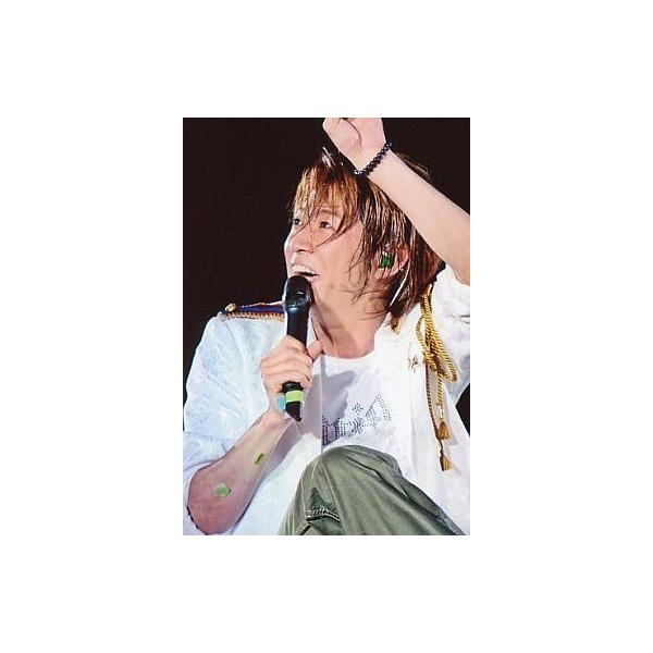 商品名：中古生写真(ジャニーズ) 嵐/相葉雅紀/バストアップ・衣装白・右手マイク・左手上げ・目線左・背景黒/ARASHI AROUND ASHIA 公式ライブフォト生写真(ジャニーズ)/アイドル/嵐