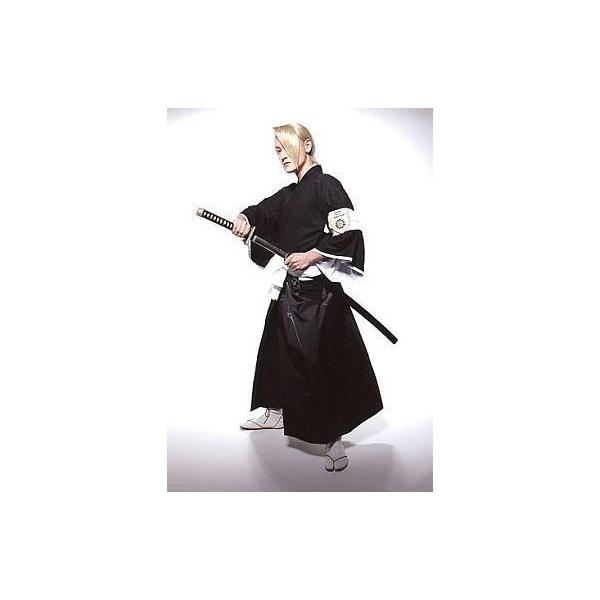 商品名：中古生写真(男性) 北村栄基(吉良イヅル)/全身・背景白・衣装黒・白・右手刀・キャラクターショット/ROCK MUSICAL BLEACH the LIVE 卍解SHOW code001生写真(男性)/俳優