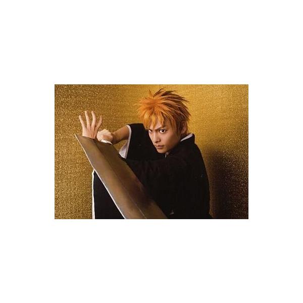 商品名：中古生写真(男性) 伊阪達也(黒崎一護)/横型・バストアップ・衣装黒・背景金・両手刀/ROCK MUSICAL BLEACH the LIVE ”卍解SHOW code：003”生写真(男性)/俳優