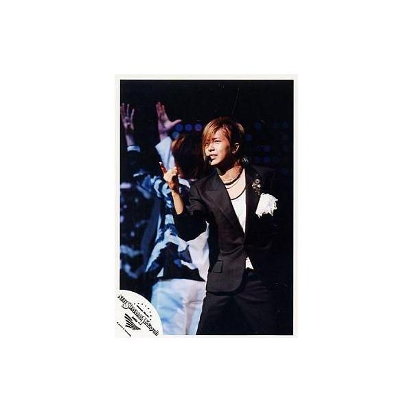 商品名：中古生写真(ジャニーズ) NEWS/山下智久/ライブフォト・衣装黒・膝上・右手指差し・NEWS SUMMAR Ya-Ya-yah/公式生写真生写真(ジャニーズ)/アイドル/NEWS