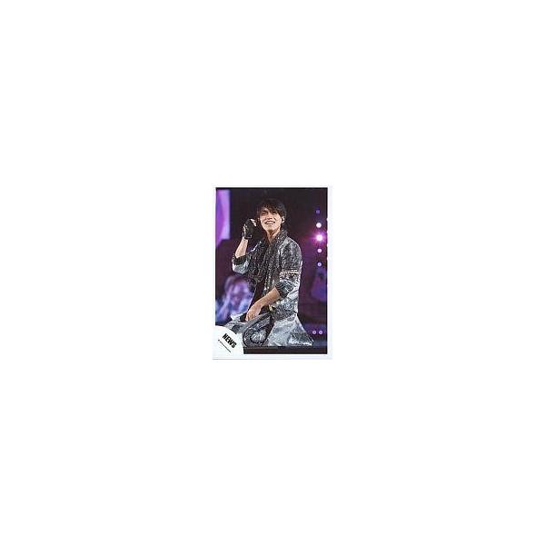 商品名：中古生写真(ジャニーズ) NEWS/錦戸亮/銀ジャケット/ステージに座り/公式生写真生写真(ジャニーズ)/アイドル/NEWS