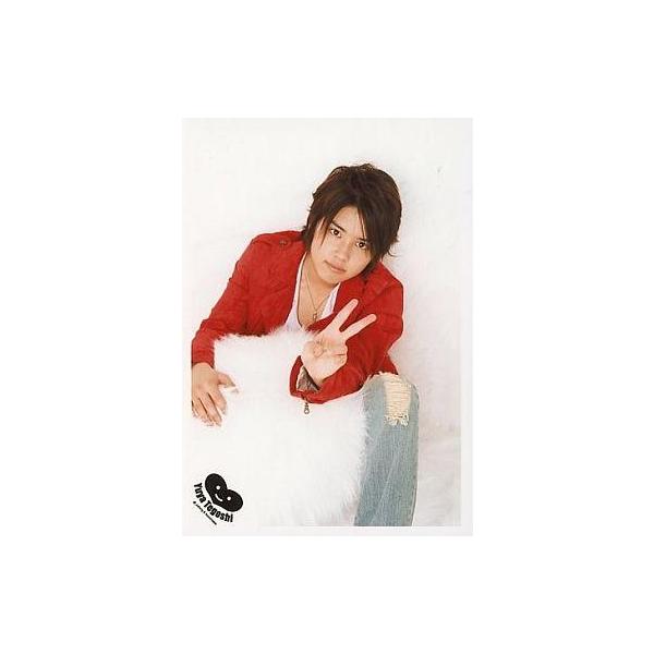 商品名：中古生写真(ジャニーズ) NEWS/手越祐也/赤ジャケット・ジーンズ・左手ピース・背景白/写真左下「Yuya Tegoshi」のロゴ/公式生写真生写真(ジャニーズ)/アイドル/NEWS