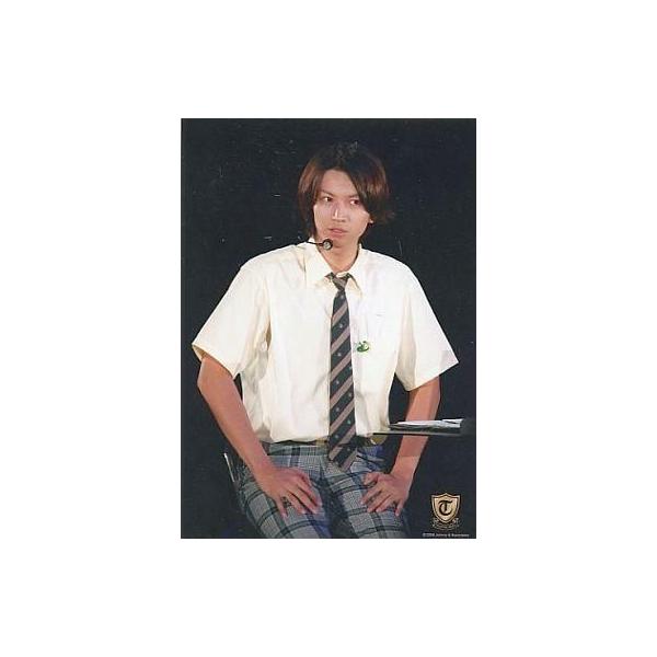 商品名：中古生写真(ジャニーズ) 関ジャニ∞/大倉忠義/ライブフォト・イス座り・膝上・半袖制服・両手膝・ロゴ「OKURA TADAYOSHI」/公式生写真生写真(ジャニーズ)/アイドル/関ジャニ∞