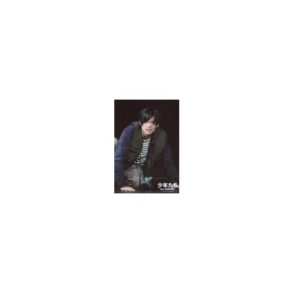 商品名：中古生写真(ジャニーズ) SixTONES/松村北斗/ライブフォト・膝上・しゃがみ・衣装黒・紺・両手床・背景黒/「少年たち 〜Born TOMORROW〜」ステージフォト第1弾生写真(ジャニーズ)/アイドル/SixTONES