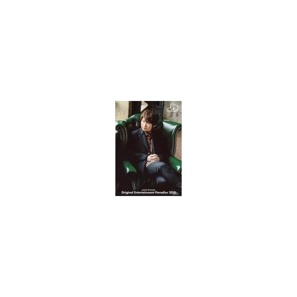 商品名：中古生写真(男性) 小野大輔/膝上・ソファ座り・両手膝・目線左・足組/「Original Entertainment Paradise -おれパラ- 2018 〜We’lluminate☆PARTY〜」生写真セット 小野大輔A生写真...