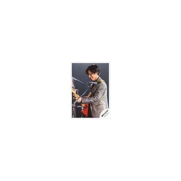 商品名：中古生写真(ジャニーズ) 関ジャニ∞/錦戸亮/上半身・衣装黒・銀・左向き・顔下向き・歯見せ・左手ギター・楽器・スタンドマイク/関ジャニ∞シングル「crystal」MV＆ジャケ写オフショット/公式生写真生写真(ジャニーズ)/アイドル/...
