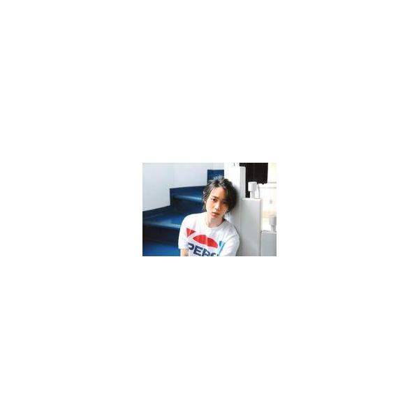 商品名：中古生写真(男性) 小越勇輝/横型・バストアップ・衣装白・Tシャツ・壁に寄り掛かり・階段/「JUNON 2017年3月号×コンビニプリント」生ブロマイド生写真(男性)/俳優