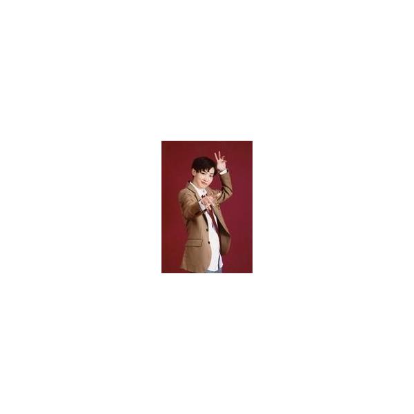 商品名：中古生写真(男性) 吉原シュート(なんば)/膝上・衣装白・ベージュ・制服・右手伸ばし・左手上げ・体右向き・背景赤/K-FARCE 〜平成フォーエバー公演〜「ジュブナイル学園」ブロマイド生写真(男性)/俳優