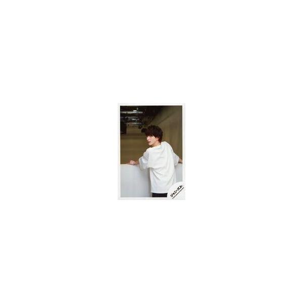 商品名：中古生写真(ジャニーズ) Snow Man/佐久間大介/膝上・衣装白・黒・振り返り・顔左向き・口開け/Snow Man「Summer Paradise 2019」グッズオフショット/公式生写真生写真(ジャニーズ)/アイドル/Snow...