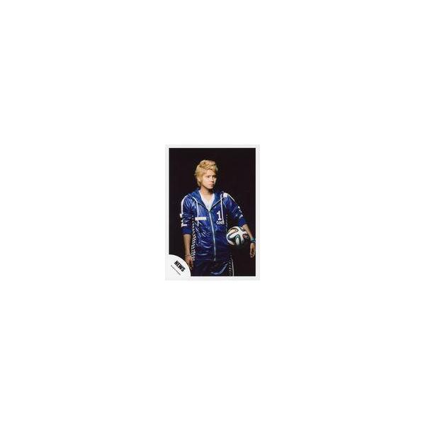 商品名：中古生写真(ジャニーズ) NEWS/手越祐也/膝上・衣装青.白・左腕サッカーボール・右向き・背景黒/「ONE-for the win-」PV/公式生写真生写真(ジャニーズ)/アイドル/NEWS