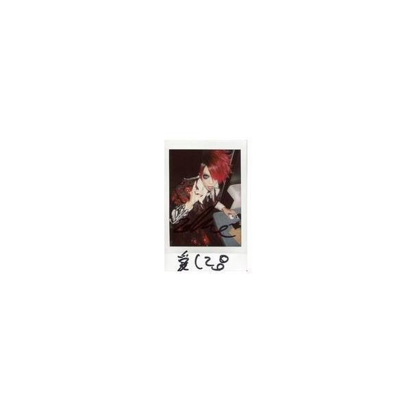商品名：中古生写真(男性) 凛-the end of corruption world-/☆MIZUKI/直筆サイン・メッセージ入り・膝上・座り・衣装赤黒白・右手指広げ・左手テーブル・舌出し・「愛して」/生チェキ生写真(男性)/ヴィジュアル...