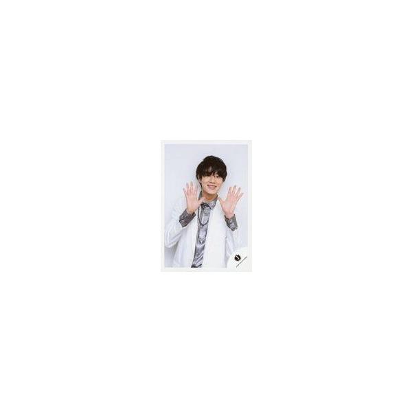 商品名：中古生写真(ジャニーズ) 美 少年/佐藤龍我/上半身・衣装白.グレー・両手パー・カメラ目線/「ジャニーズ銀座2020 Tokyo Experience」グッズオフショット/公式生写真生写真(ジャニーズ)/アイドル/美 少年