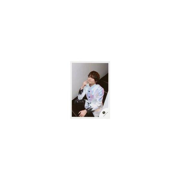 商品名：中古生写真(ジャニーズ) 美 少年/浮所飛貴/膝上・座り・衣装白.黒・右手人差し指頬・階段/「ジャニーズ銀座2020 Tokyo Experience」グッズオフショット/公式生写真生写真(ジャニーズ)/アイドル/美 少年