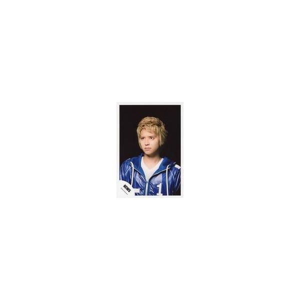 商品名：中古生写真(ジャニーズ) NEWS/手越祐也/バストアップ・衣装青.白・両手下・左向き・背景黒/「ONE-for the win-」PV/公式生写真生写真(ジャニーズ)/アイドル/NEWS