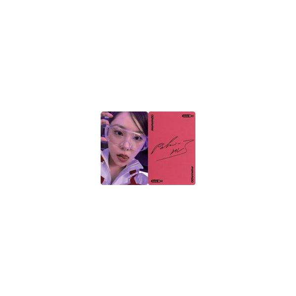 商品名：中古コレクションカード(女性) MAMAMOO/フィイン(Wheein)/裏面ピンク・印刷サイン入り/CD「MIC ON」(MAIN Ver.)封入特典フォトカードコレクションカード(女性)/CD「MIC ON」(MAIN Ver....