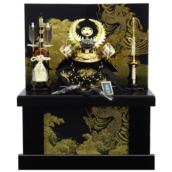 五月人形 コンパクト 収納飾り 兜 徳川家康 武将 兜飾り間口45奥行32高さ55ｃｍ　絵柄金彩金龍・黒布包み込み屏風(収納箱ＭＤＦ黒艶消し塗り)　12号徳川家康ゴールド兜(正絹縅)　白木立札・お手入れセット付かぶれる兜では御座いません。(...