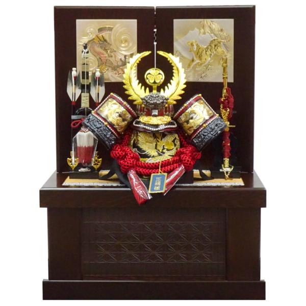 五月人形 兜 収納 コンパクト 徳川家康 武将 おしゃれ間口45奥行32高さ59ｃｍ　鉄刀木(格子)収納・屏風彫金龍虎(木目茶塗)　　12号徳川家康ブロンズ兜(正絹縅・赤鉢)　白木立札・お手入れセット付かぶれる兜では御座いません。(業界用語...