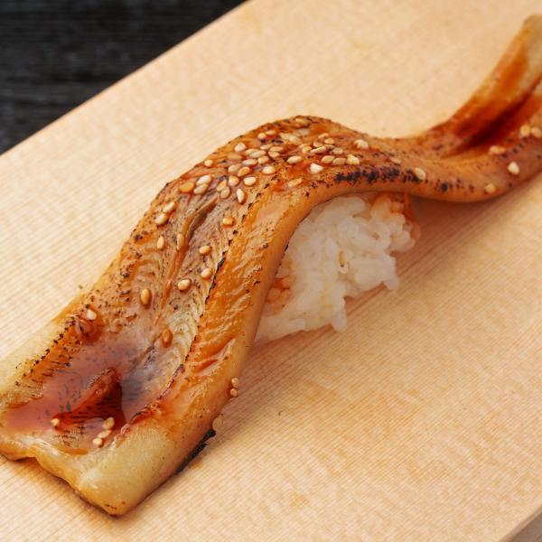 解凍してすぐに食べれる真空パックでとても便利♪穴子丼やお寿司に便利。穴子はお子様にも大人気！寿司ネタ用のふわふわ煮穴子！ 新鮮な穴子を開いて、やわらか〜い姿煮に！他にも、煮穴子の天ぷら、煮穴子そば、煮穴子の五目炊き込みご飯、煮穴子のダシ巻き...