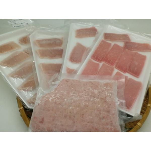 マグロ好きの方必見！あとはシャリに乗せるだけ　 まぐろの3種のネタををお手頃価格でご提供。まぐろの味を堪能　メバチマグロスライス　20枚!人気ネタ　ビンチョウマグロスライス　20枚!高級感漂う　まぐろたたき　300ｇ!単品での価格よりセット...