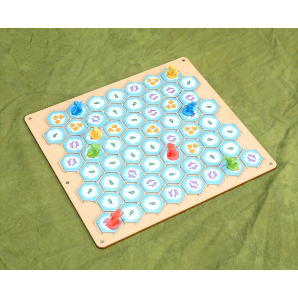 それは俺の魚だ! プレイボード1枚です。ボードゲーム、それは俺の魚だ! の駒が動かないようにする為のオリジナルプレイボード大きさプレイボード：縦:約250mm×横:約280mm×厚さ:約10mm※レーザー加工ですのでボード表面に焼け跡やサイ...