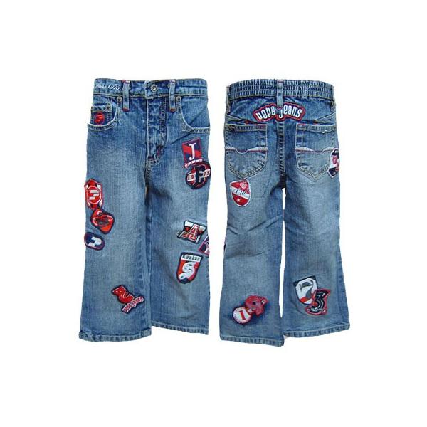 ユーズドの色合いにワッペンがいっぱいついてかわいいデニムパンツです。素材：96％COTTON 4％SPANDEXサイズ(着丈/ウエスト/股下),2T(47/42/30),3T(53/46/35),4T(57.5/46/38)