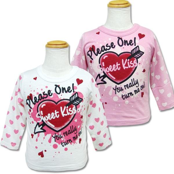 ハートがいっぱいのラブリーなロンT。大きなハートに矢が刺さった大きなプリントがインパクト大。お袖もハートの総柄。※80-95cmは肩部分にホックが付いています。参考寸法（平置き採寸です、商品により若干の個体差がございます）80cm着丈33c...