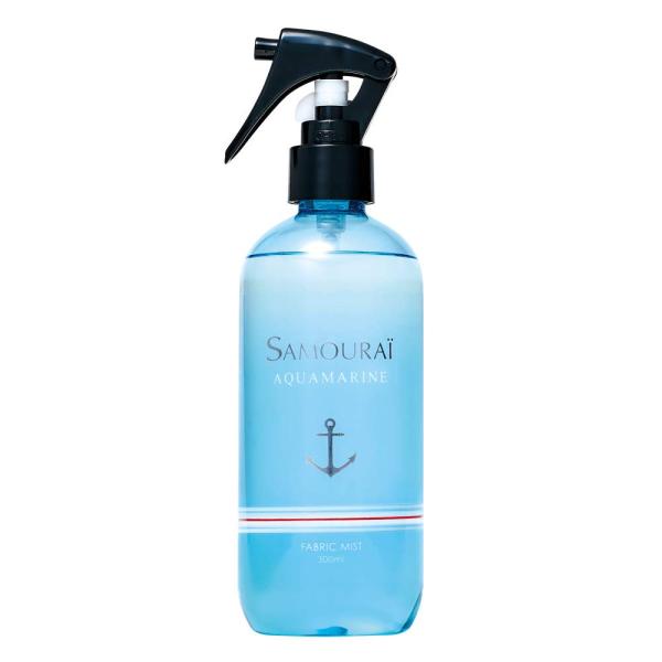サムライ アクアマリン ファブリックミスト (300mL) 商品紹介明るく希望に満ち溢れた、フレッシュフルーティーノート。 トップは弾けるような明るさのあるマンダリンやライチフラワーの香りが広がり、ミドルはみずみずしく透明感のあるマリンノー...
